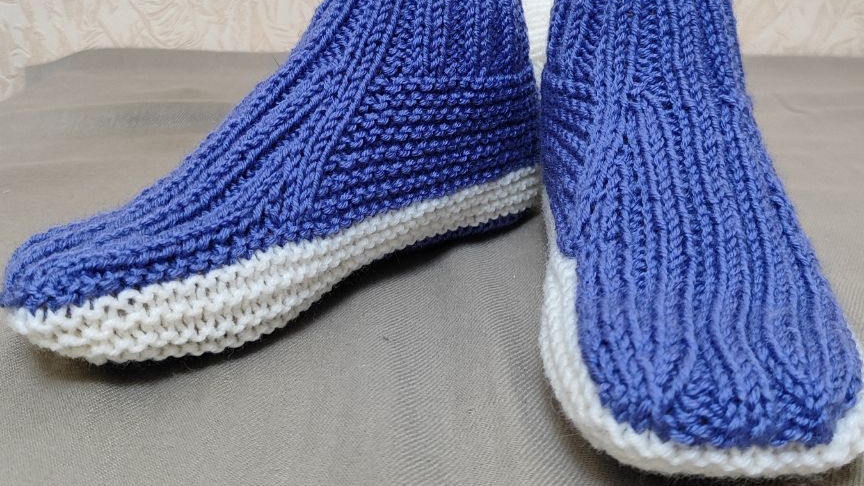 тапочки -следки на двух спицах. Сшивается только пятка.Подробно.