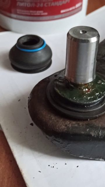 Добавляю смазку в новые шаровые опоры