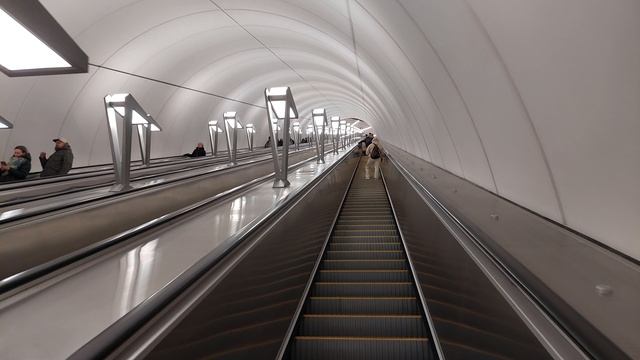 Подъем на эскалаторе со станции "Юго-Западная" Красносельско-Калининской линии метро в Петербурге