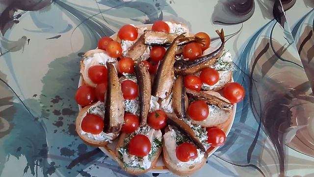 Весенний салат и бутерброды со шпротами.