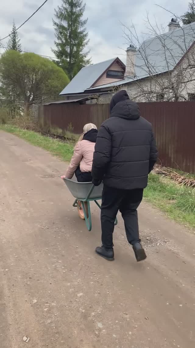 Сергей и Алиса | История двух сердец | Дачные видеозарисовки | Гонки на тележке