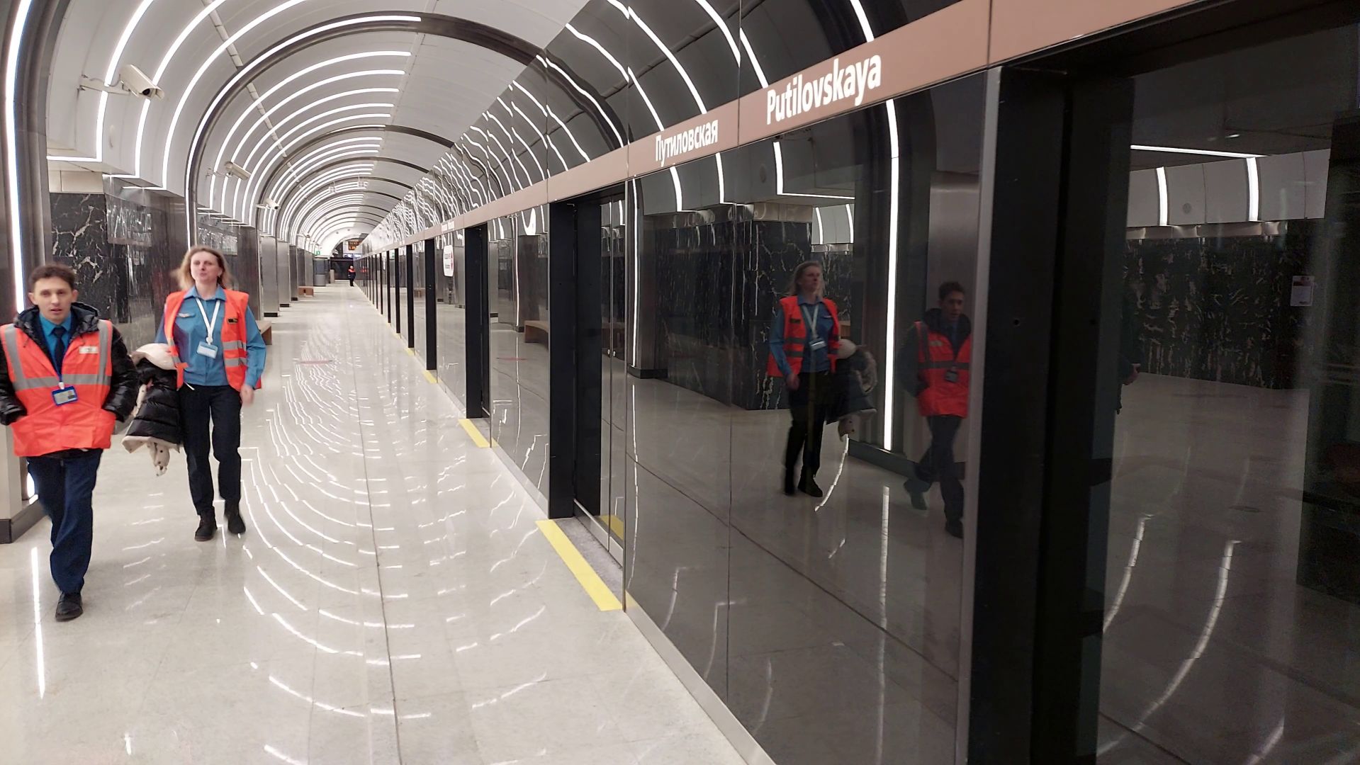 Станция метро "Путиловская": прибытие поезда, которого не видно
