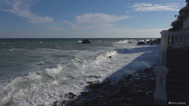 Мощный шторм на пляже у отеля «Лиго-Морская» в Симеизе