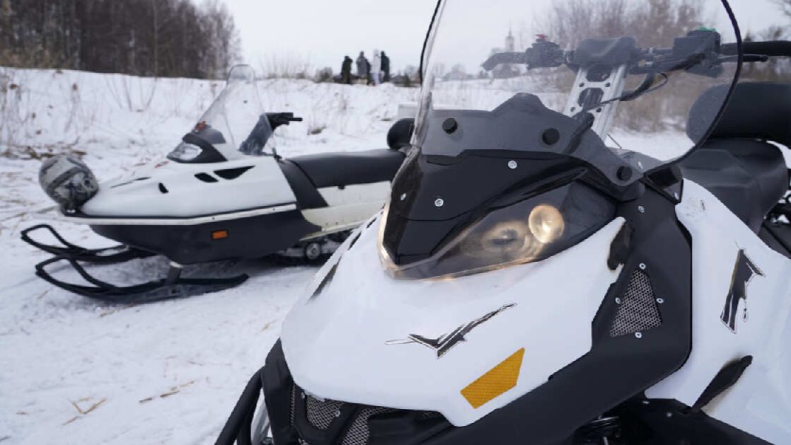 Два человека провалились под лед на снегоходе в Свердловской области