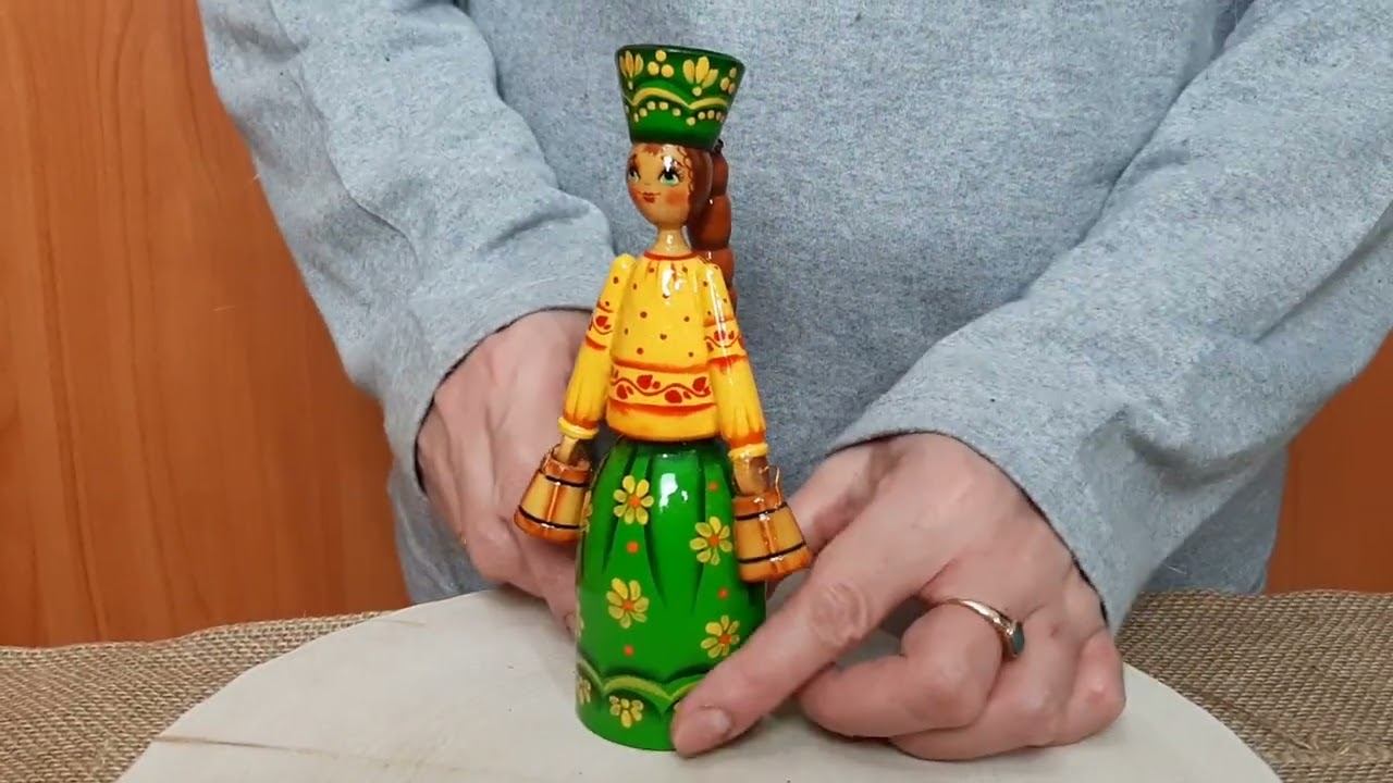 Деревянная кукла в русском костюме с ведрами