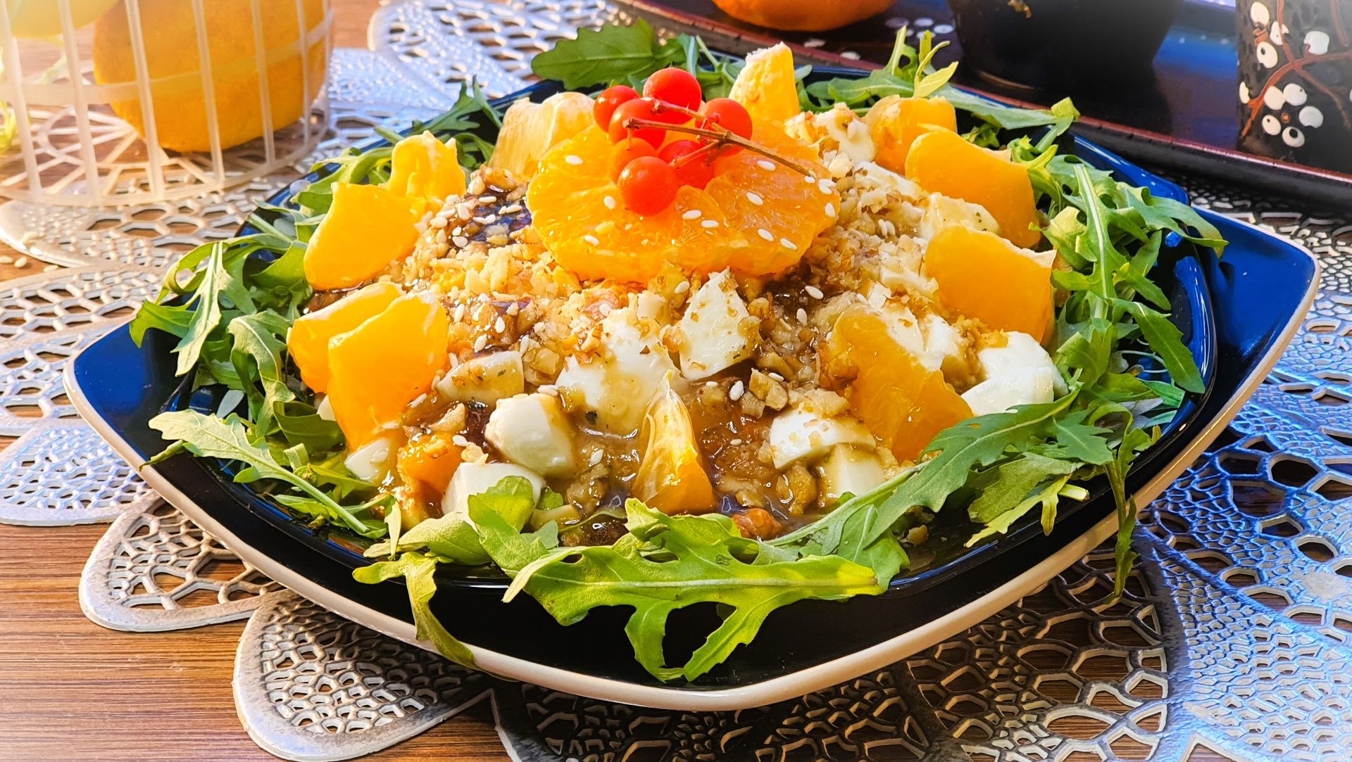 Салат с хурмой, сыром и рукколой