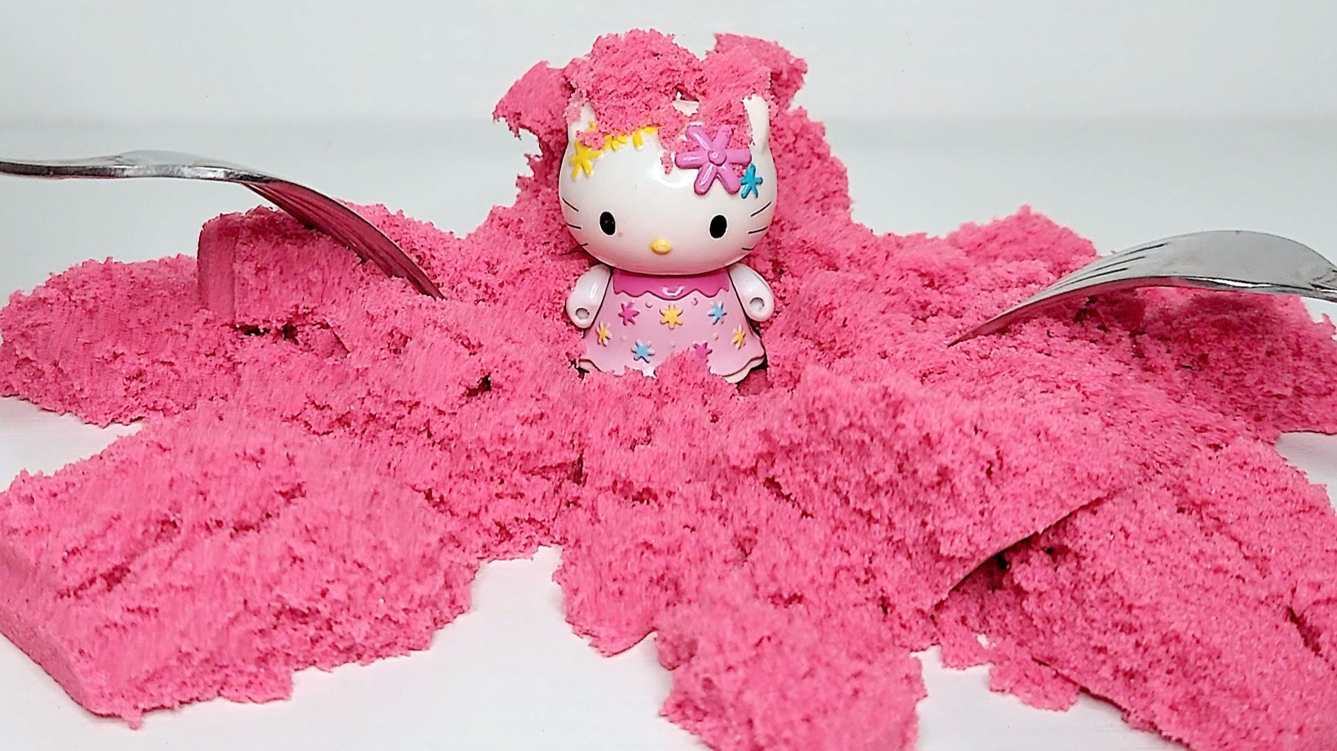 Сюрпризы в кинетическом песке! АСМР залипалка для детей  / Игрушки Хеллоу Китти и Лошадка Пони