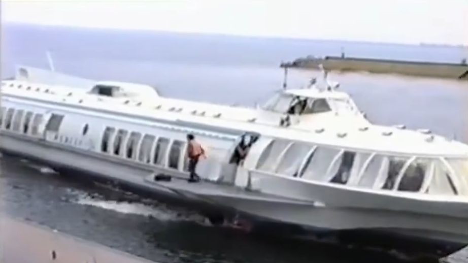 "Метеор-34" рейсом Кременчуг - Херсон заходит в акваторию нашего речпорта "Никополь"