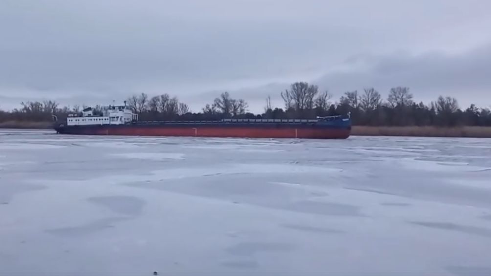 Акватория пристани "Каменка", в залив Каменский Ковш зашёл сухогруз ледового класса "Солигiрськ".
