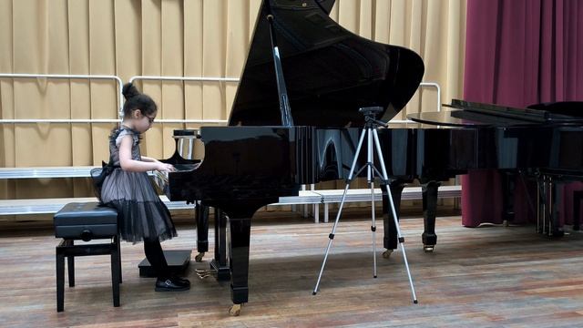 9. И.С. Бах - «Менуэт». Исполняет Каджоян Эва.