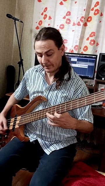 Гитаристы в шоке! Басист сыграл пассаж круче, чем на электрухе