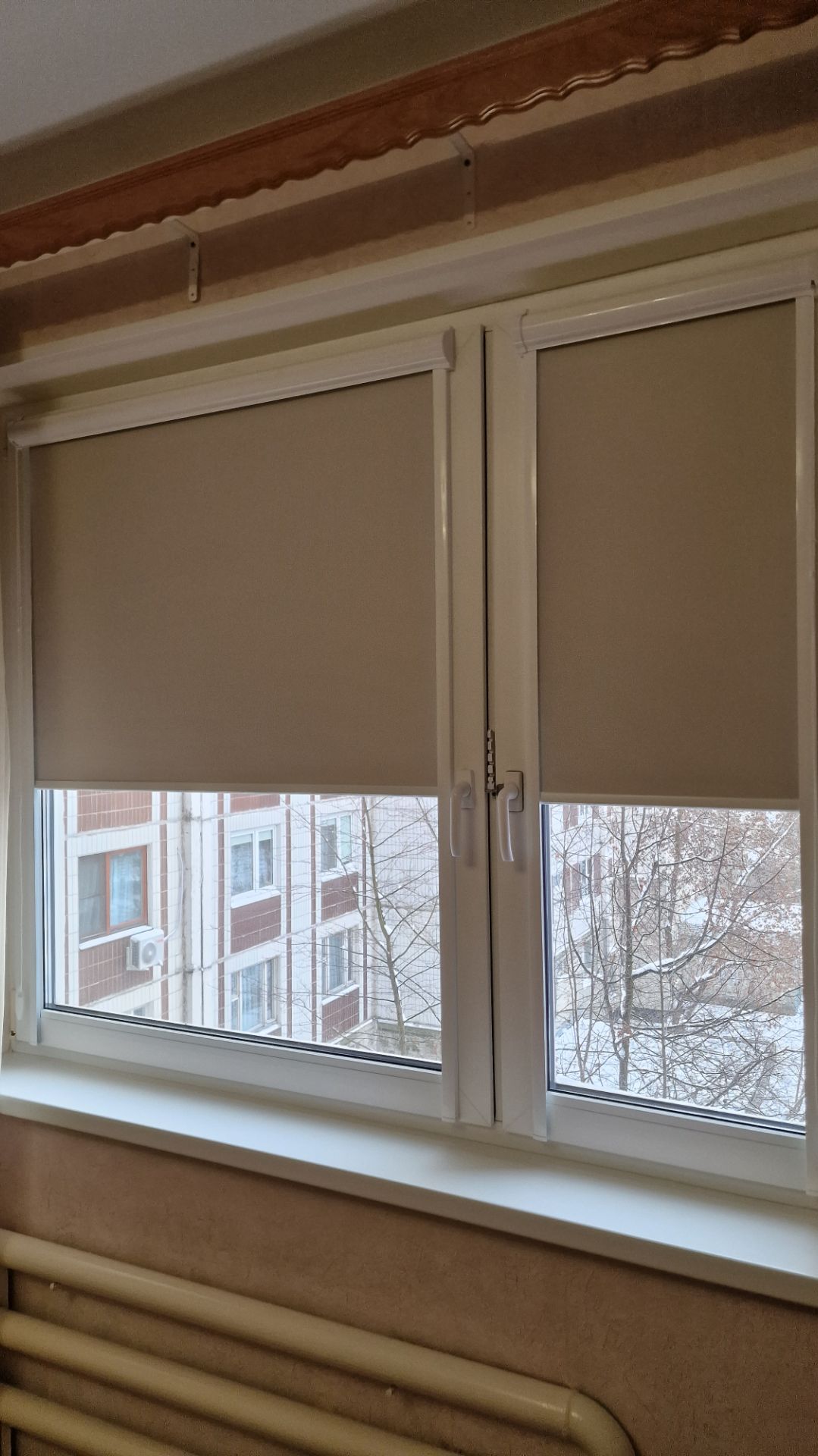 Кассетные рулонные шторки уни2. Ткань Респект блэкаут бежевый.