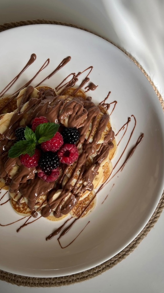 «Мини панкейки» Панкейки с фруктами и шоколадом