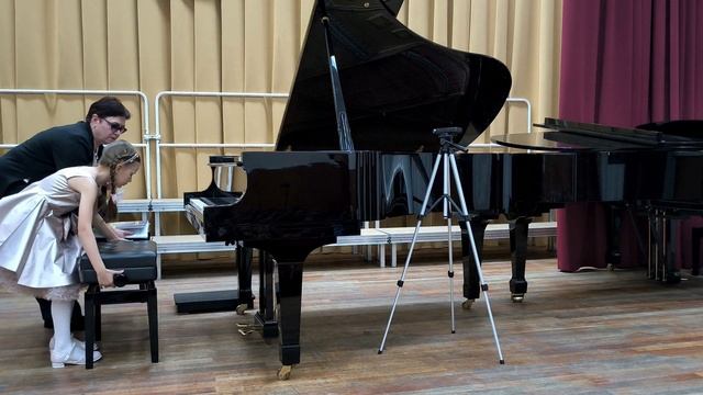 3. В. Витлин «Серенькая кошечка», Гнесина «Песня», Т. Попатенко «По грибы». Исп. Сальникова Мария