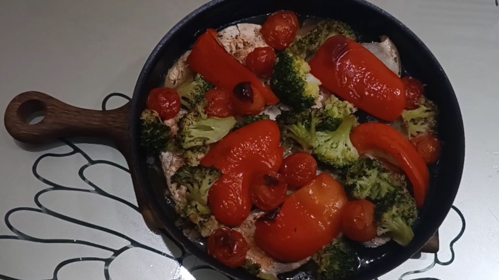 Запечённый лосось с овощами