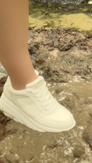 Девушка в грязи