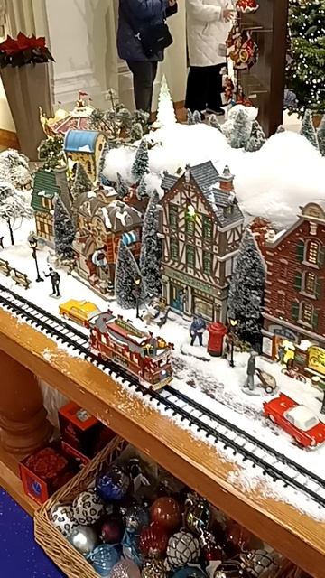 Новогодний поезд мчится!