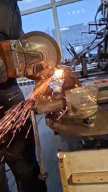 Распил болгаркой металлической трубы в замедленной съёмке