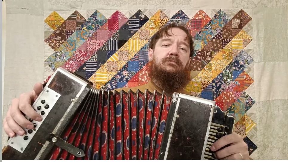 ПОСАДИЛА РОЗОЧКУ (поет и играет АЛЕКСАНДР МАТОЧКИН, деревня Лы́сцево, Тверска́я область).