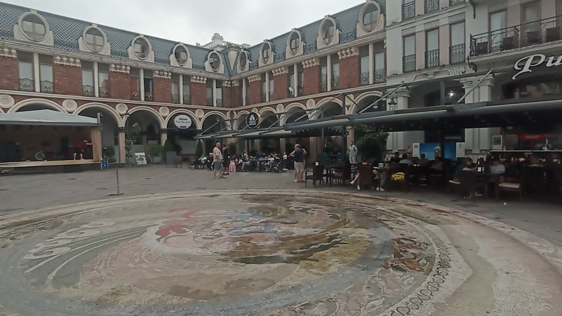 Площадь Пьяцца в Батуми 15.07.2025