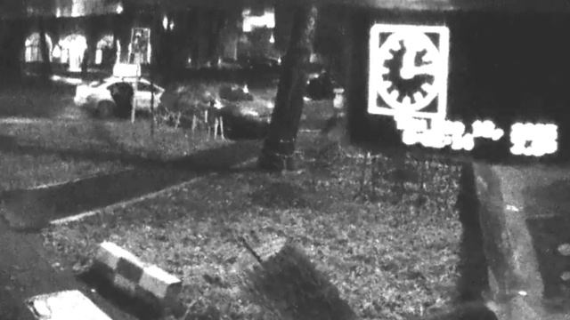 Под окном 2025 дек 01 - 2026 янв 02 посадка и высадка пассажиров на перекрёстке