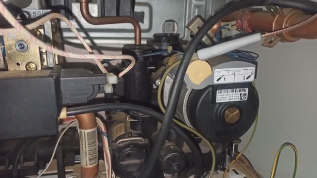 ЗАШУМЕЛ НАСОС ГАЗОВОГО КОТЛА ARISTON 15 FF. ЗАМЕНА НАСОСА. ИЗ ЧЕГО СОСТОИТ НАСОС и ЧТО ТАМ ЛОМАЕТСЯ.