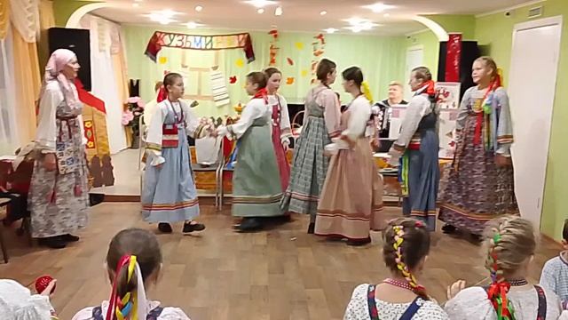 Я качу золото кольцо - посиделки (4-7 кл.) -1001 песенка