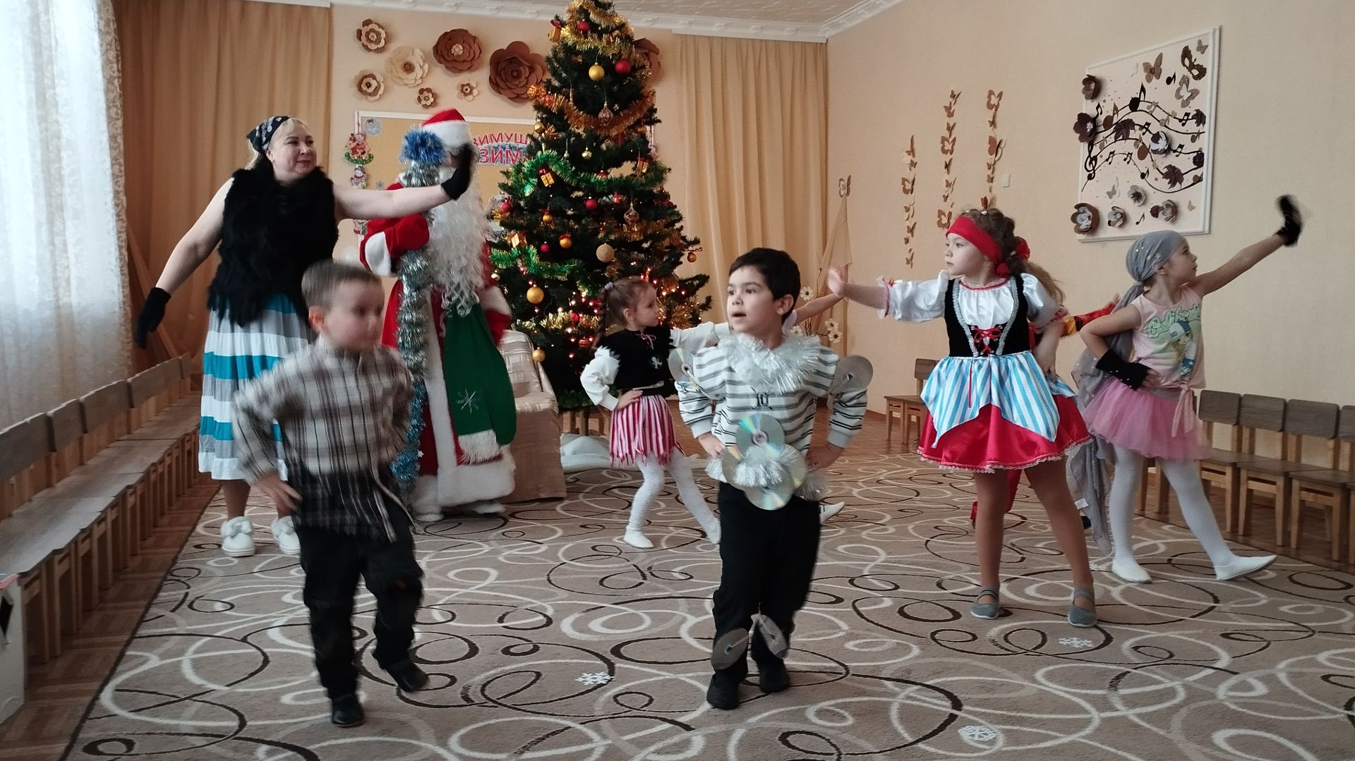 А ну давай моя Россия,  Дружно Новый год встречай!