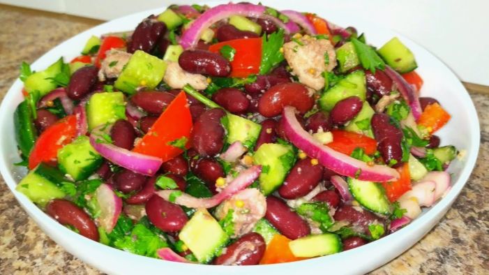 Салат из трех видов фасоли.