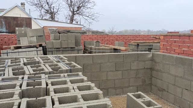 стены растут