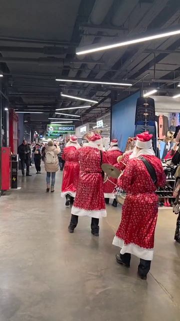 Оркестр Дедов Морозов выступает в Торговом центре