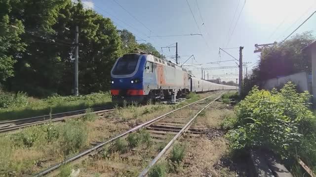 Горловина станции Алматы II. Длинный скорый поезд на Астану.