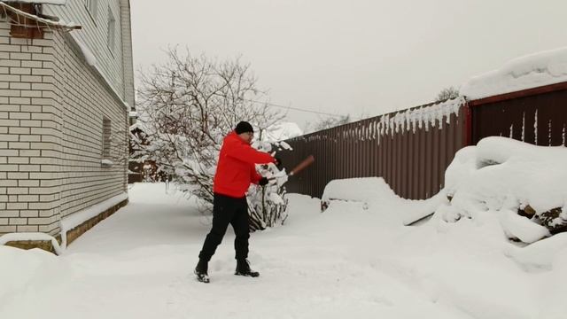 Разминка с деревянными нунчаку в деревне