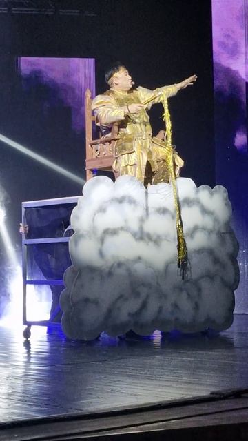 Бог грома в исполнении Александра Емельянова поет песню "Сахам сирэ барахсан" (Якутия моя)