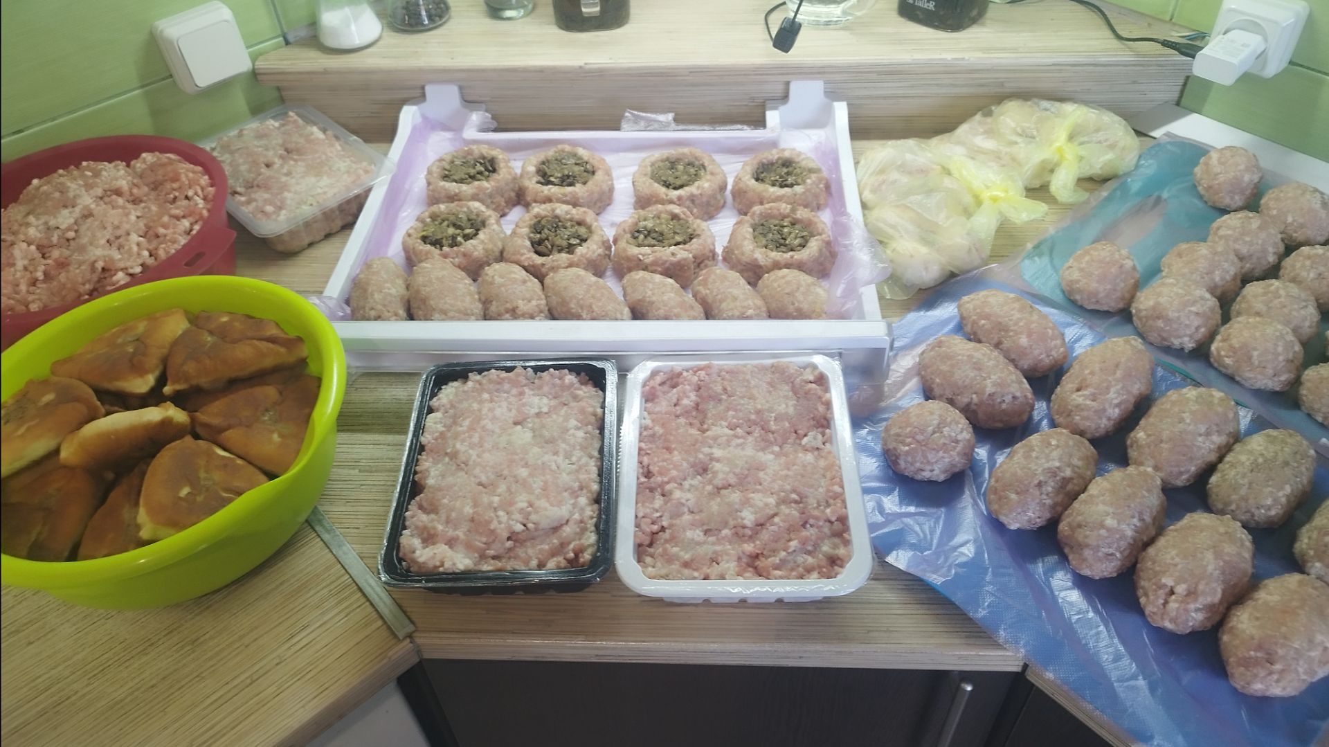 Делаю мясные заготовки, пеку беляши, готовлю грибной суп