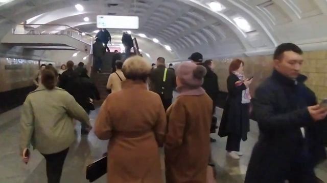 Ст.метро Библиотека им. Ленина, Москва, Красная Линия - интерьер, пассажиры, прибытие поездов