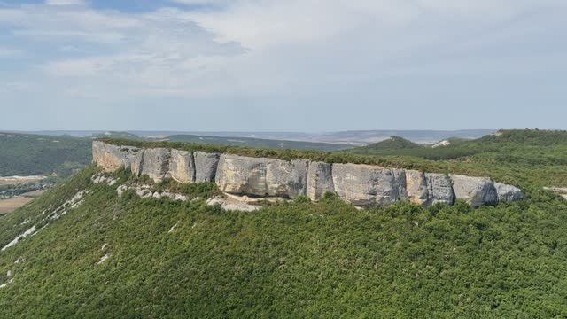 Кыз-Кермен. Вид на Пычки-Кая-Баш (плато над Качи-Кальоном) - 1