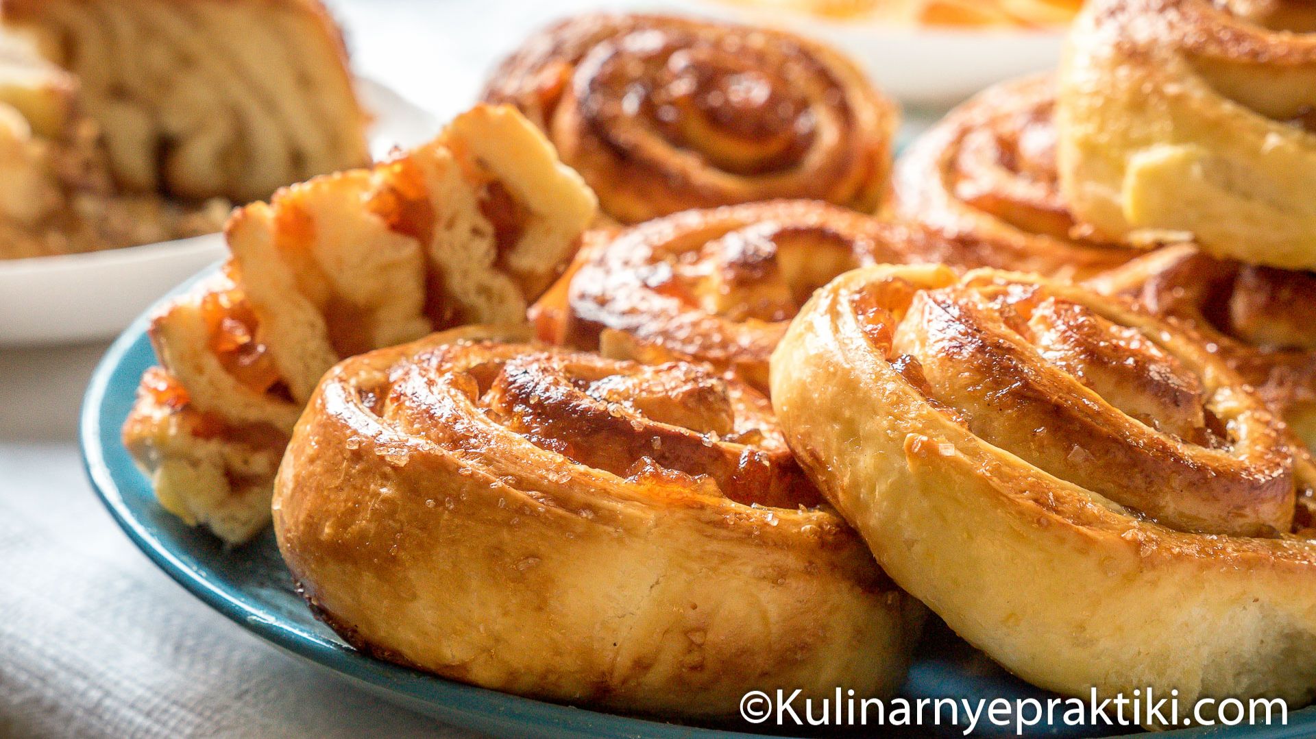 «Липкие булочки-перевёртыши»: американская классика с карамелью и орехами