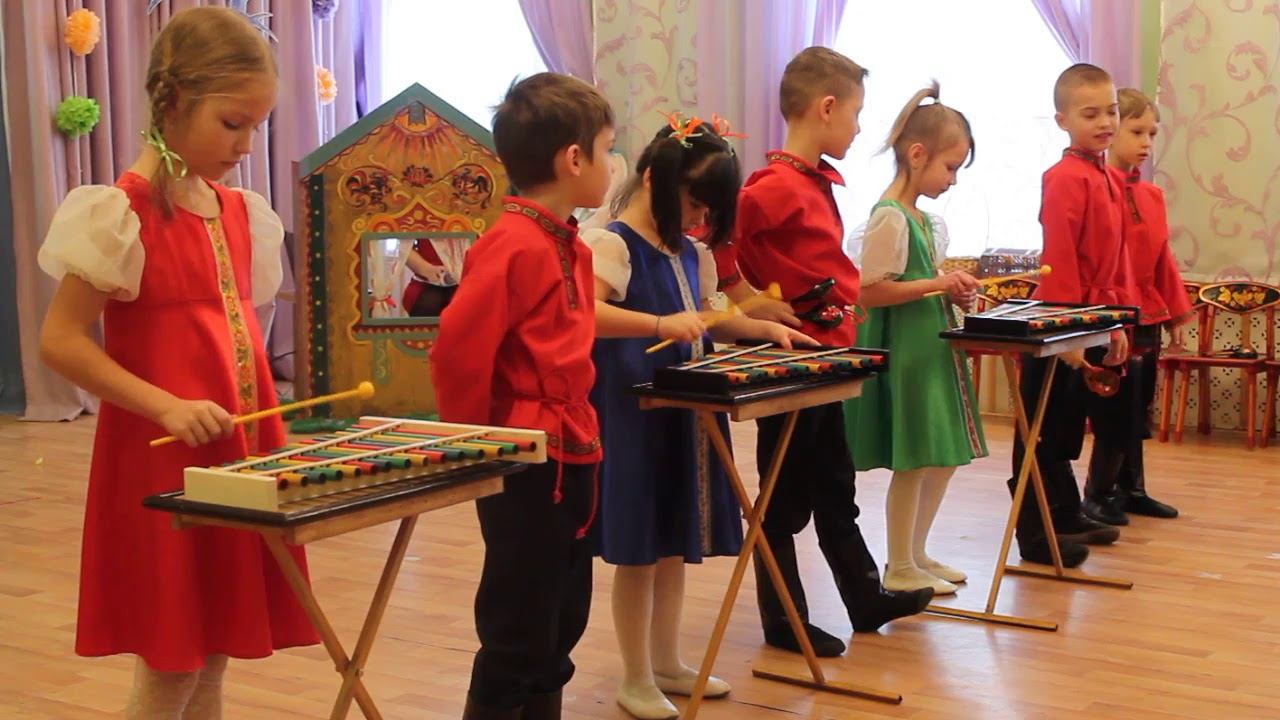 Утренник к 8 Марта. "Яблочко" в исполнении ложкарей и ксилофонисток.