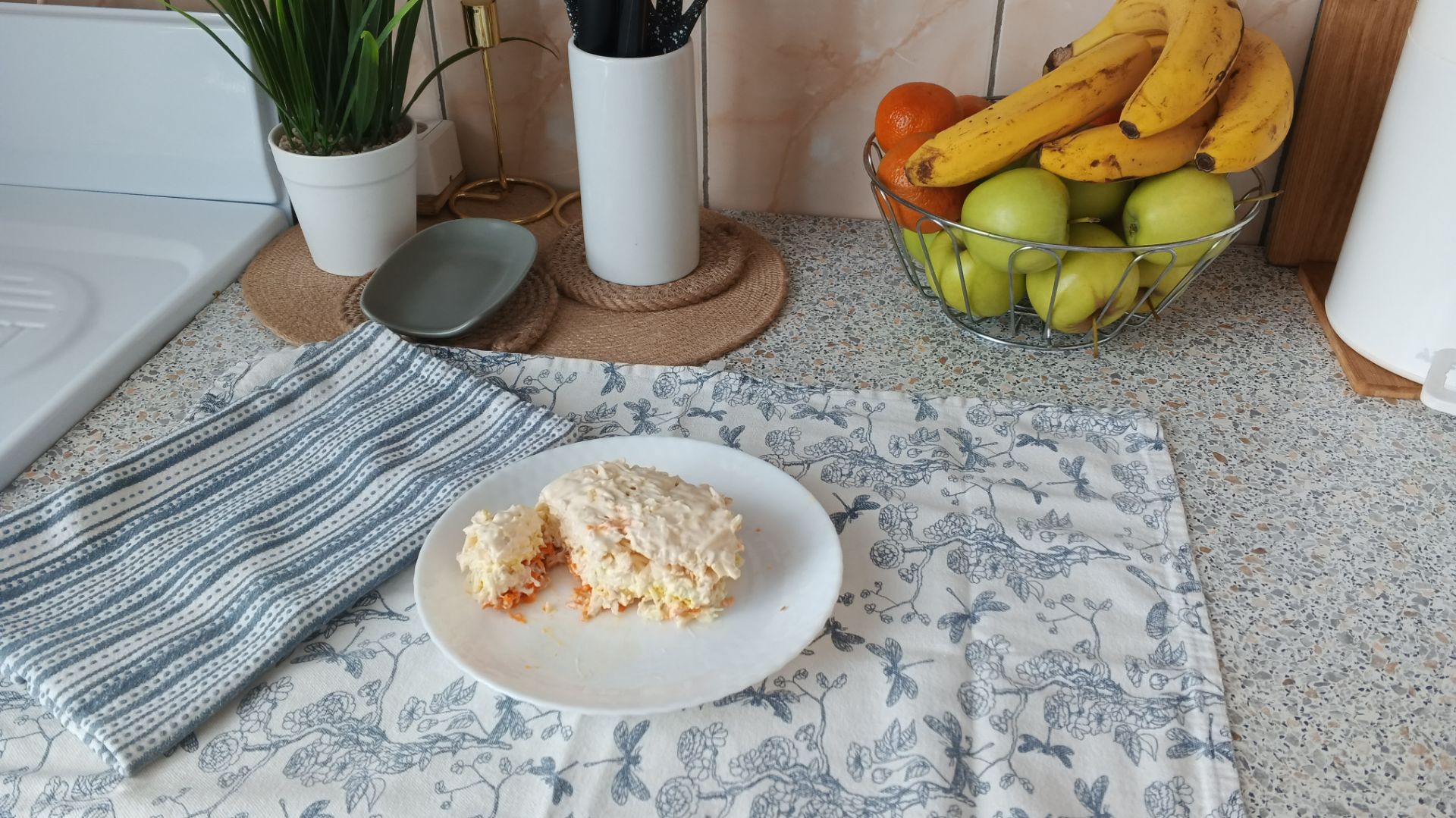 вкусный салат из курицы сыром