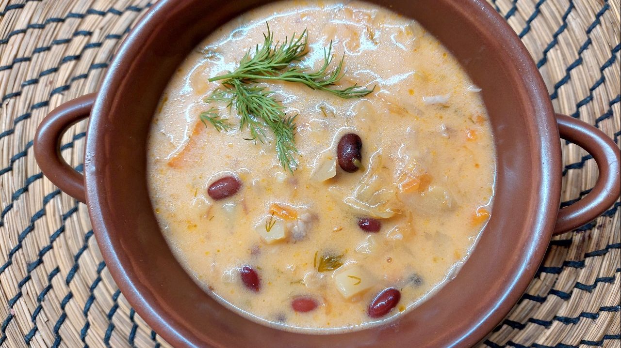 Суп капустный с фасолью и сыром. Суп с гладкой кремовой текстурой.