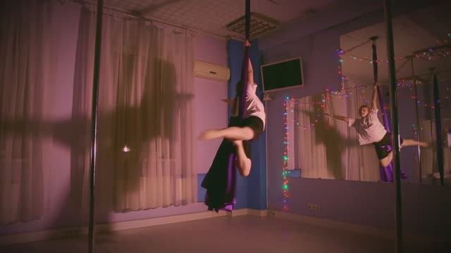 Выступление Анны! Воздушная акробатика в Измайлово (Первомайская, ВАО, Москва).