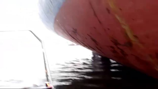 Расстановка бонового ограждения вокруг нефтяного танкера