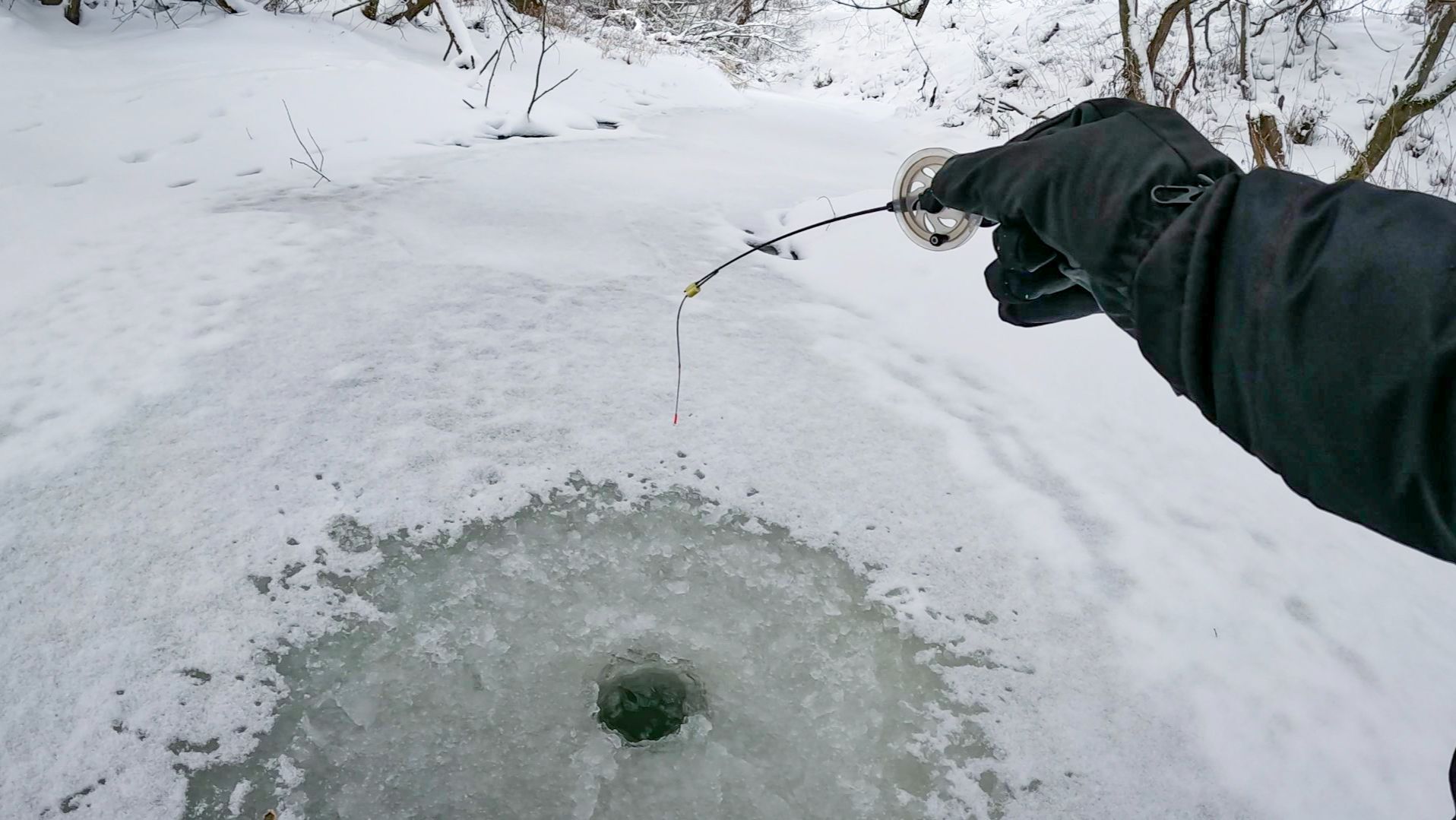 РЕКУ ПЕРЕПЛЮНЕШЬ и ТАКАЯ РЫБА КЛЮЁТ. ДУШЕВНАЯ Рыбалка на безмотылку зимой в 2026