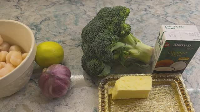 Гребешки с пюре из брокколи