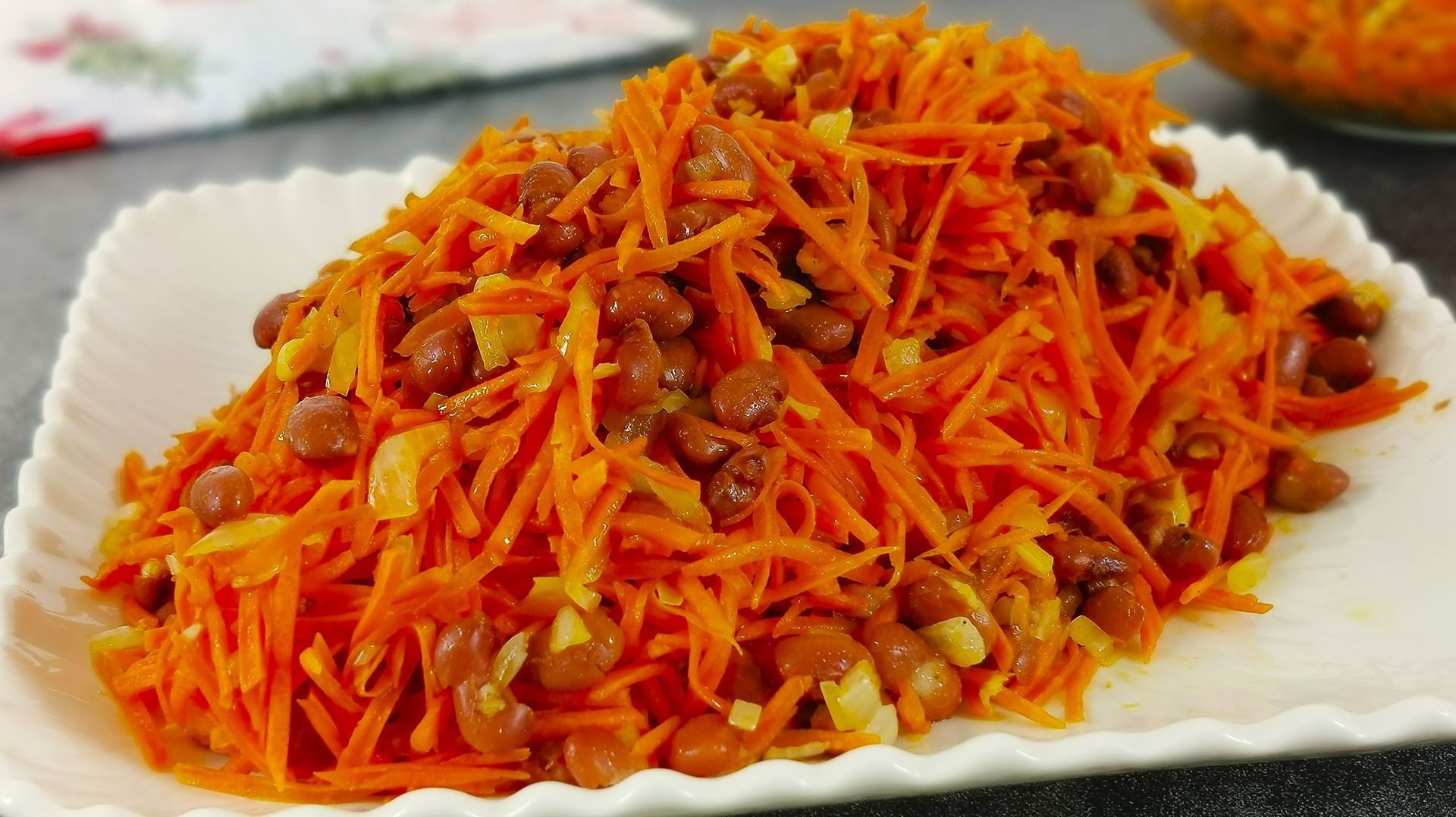 Яркий салат из моркови и фасоли. Просто и полезно