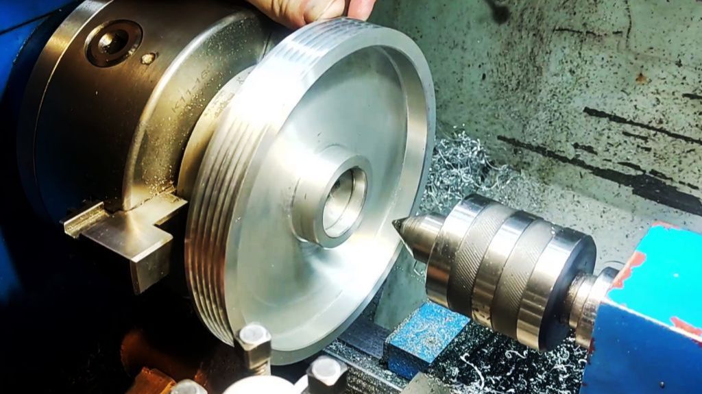 Поликлиновый шкив 170мм для ленточнопильного станка. На токарном CJM360.