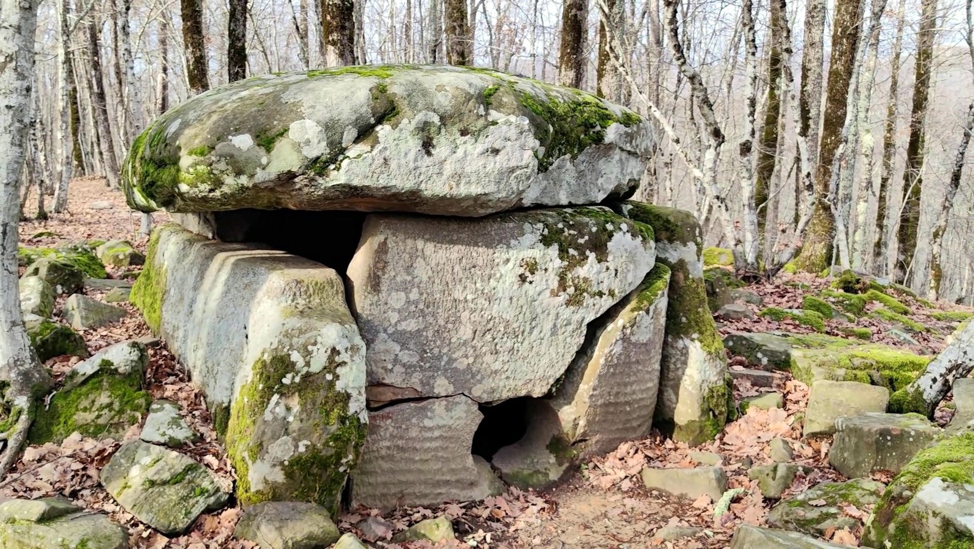 Видео 109 - Дольмен с полочкой и вставкой (Широкая Щель)
