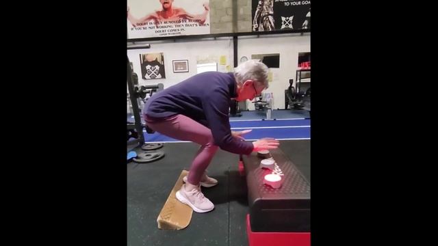 Удержание приседа и тренировка реакции в 86 лет