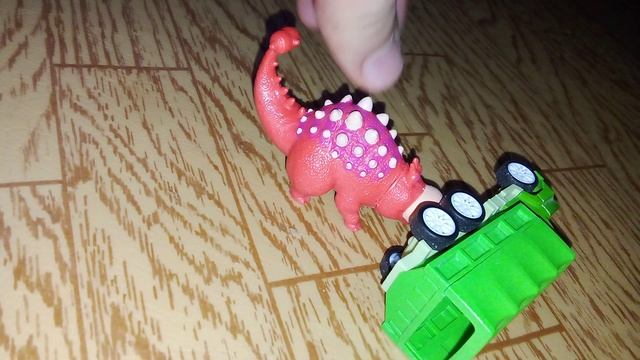 Анкилозавр нападает на грузовик сотрудников парка юрского периода.